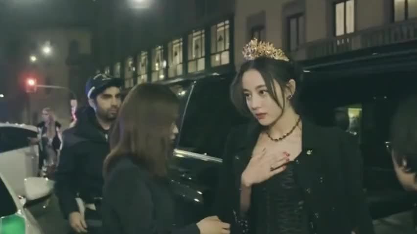 迪丽热巴五年前旧照,大冬天光腿成亮点,终于知道她为什么红了
