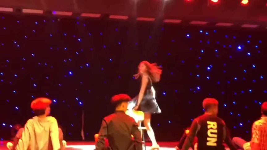 大学生的舞蹈表演,真是太精彩了!