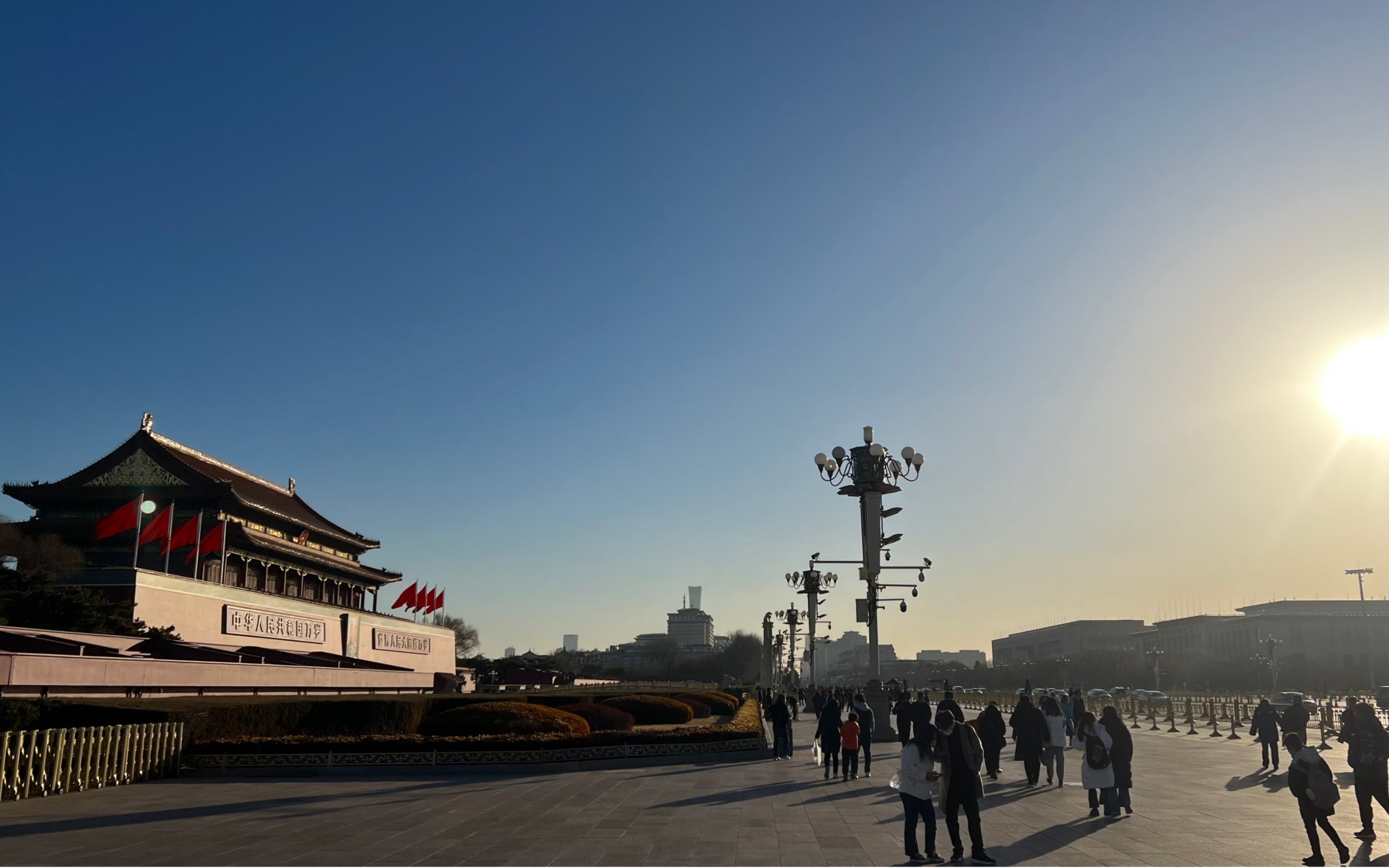 大学生总要去看一次在天安门的升旗仪式吧