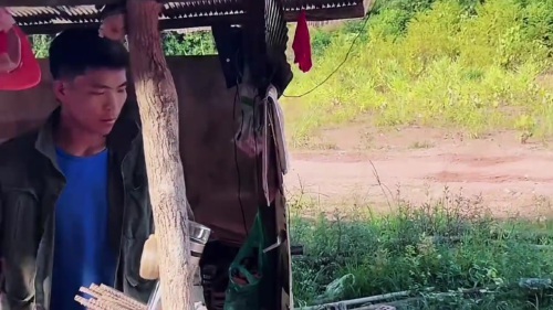 昨天晚上和小金总商谈茶山修路具体事宜,还得要当地审批文件下来