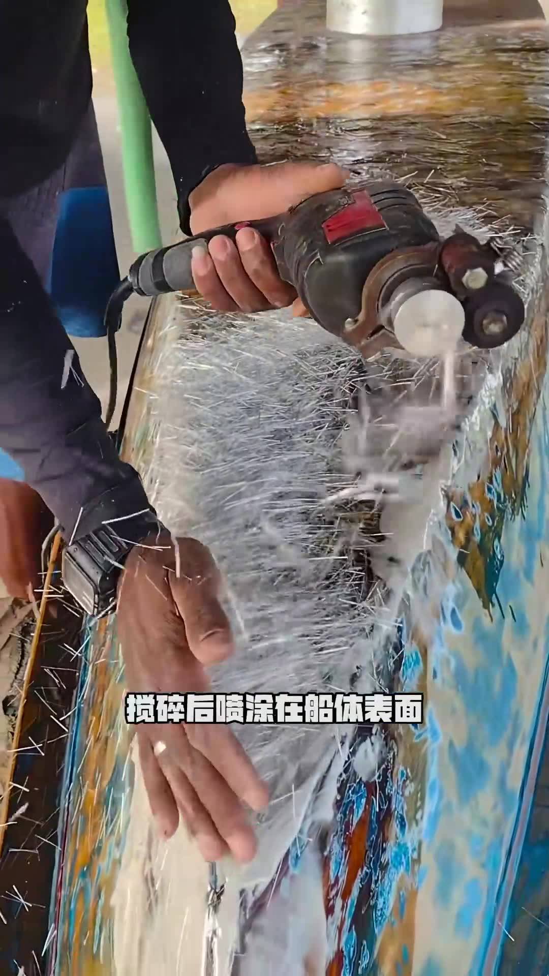 玻璃纤维 工人徒手用玻璃纤维加固船体
