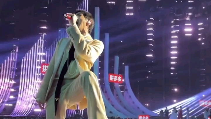 饭拍 侵删 "华晨宇 "华晨宇湖南卫视跨年演唱会 "湖南卫视跨年演唱