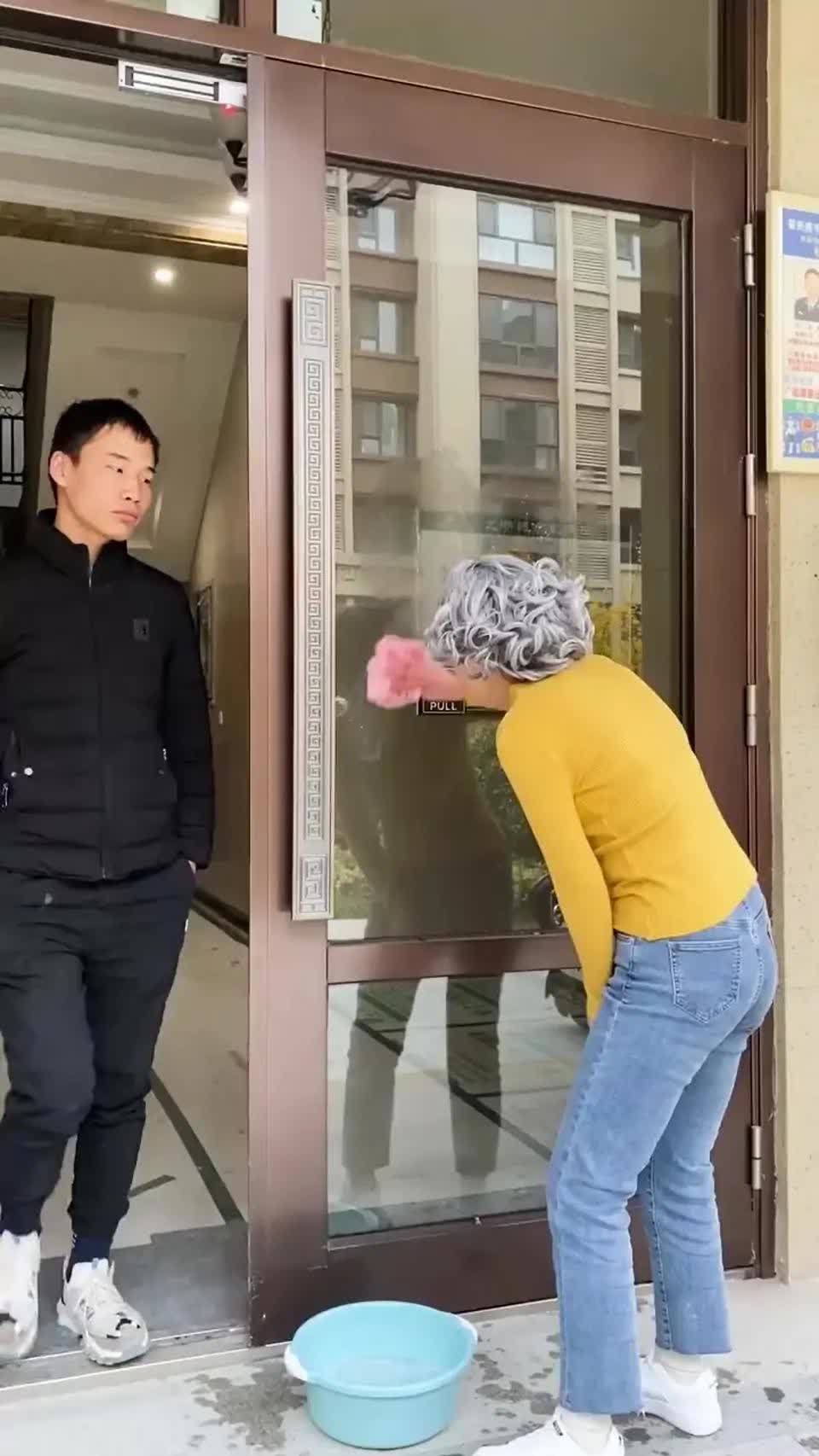 用这个擦玻璃神器 擦玻璃干净又卫生