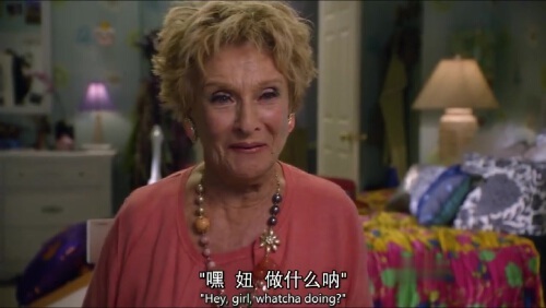 失智奶奶捣鼓别人房间,居然还坐下来回复电子邮件,这对话没眼看