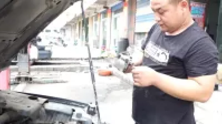 汽车点火线圈损坏?修车师傅教你一招,三分钟完成更换