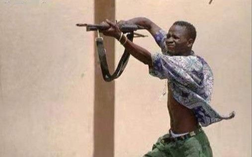 【cf】《穿越火线》各种矮子雷破点手游追击世界前方高能!