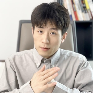本明观察 