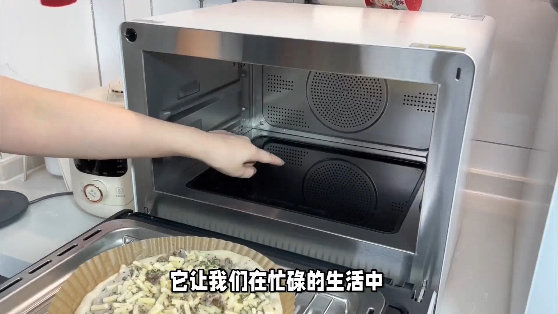 美的微蒸烤箱R7的使用寿命和维护方法,可以参考下
