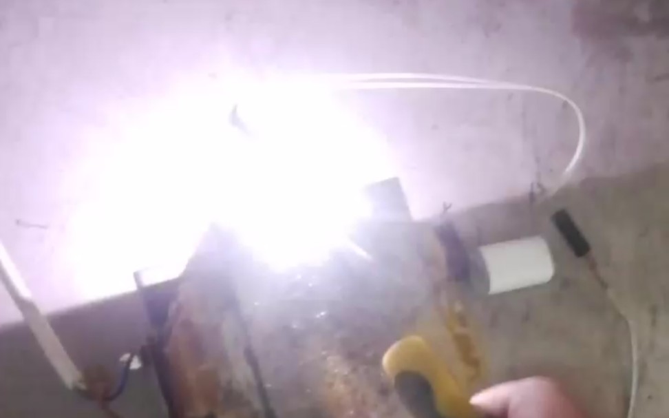 微波炉变压器给电容充个电