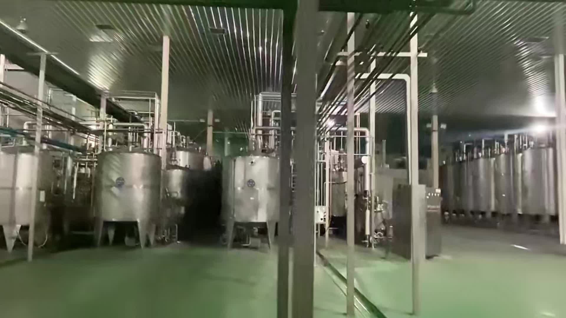 新定乳品厂整厂设备,蒸汽加热发酵罐数百台,大量吹瓶机,灌装,杀菌线多条