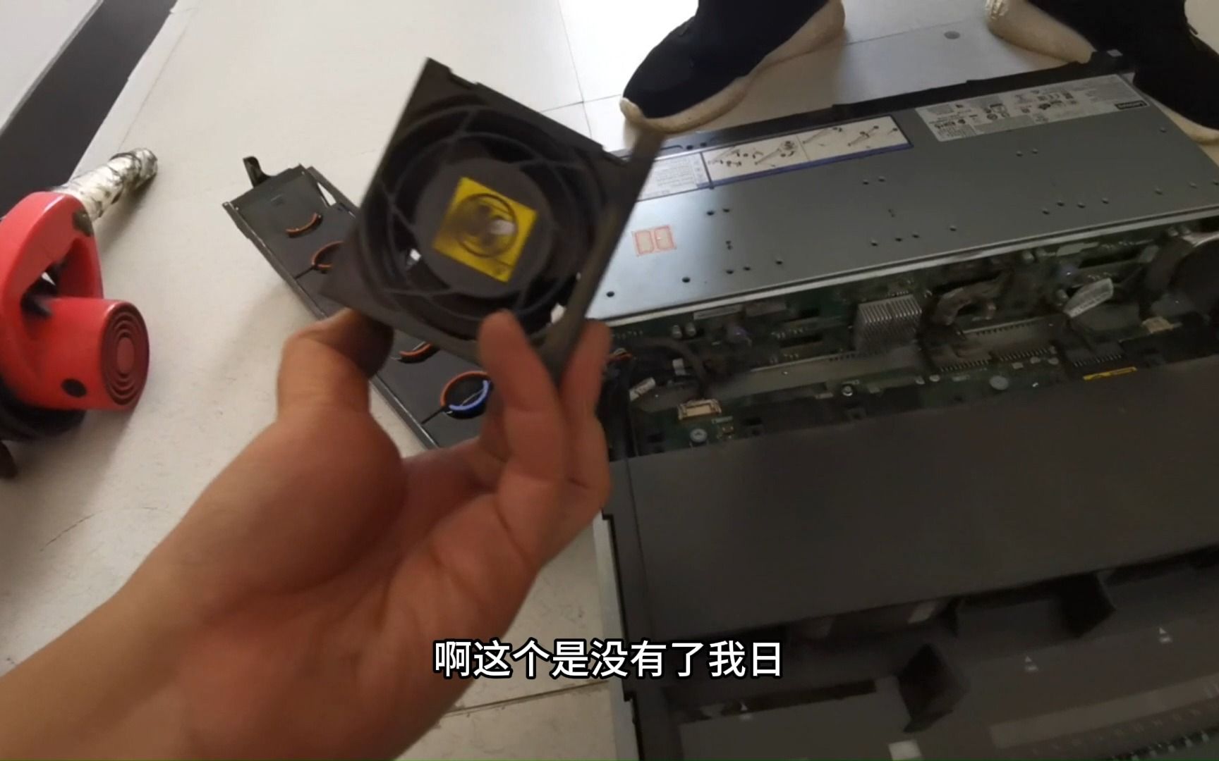 桌面运维日记166-联想服务器清灰,其实也没多脏,客户觉得风扇吵,我...