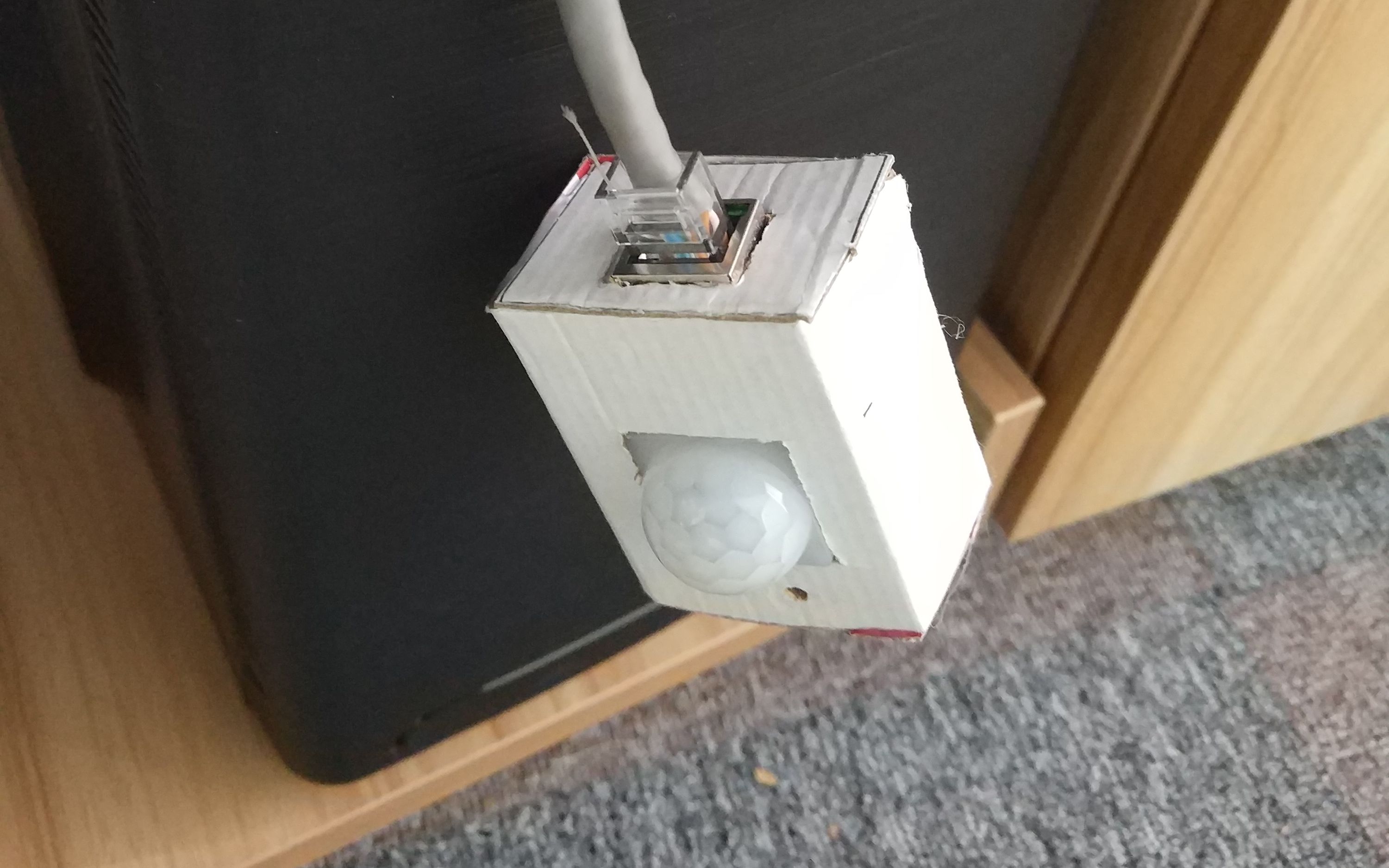 家庭防盗报警器,有人闯入住宅,自动报警,并发送信息通知业主。