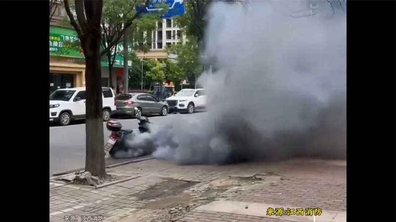 路边电瓶车突然起火爆燃,现场像"火箭发射"…