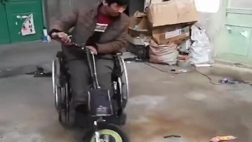 牛人发明电动轮椅,安装起来特别方便,为残疾人解决了出行问题! (2)