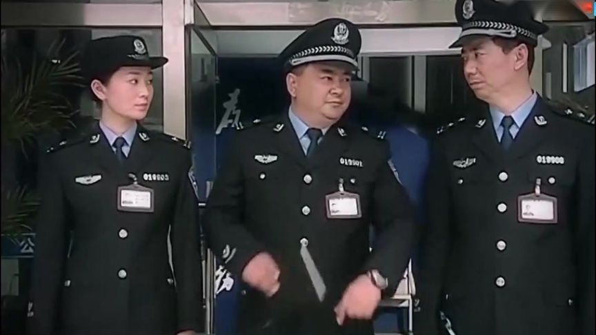 所长搞晨会制度,没想到大家串通一气,全部迟到没有一人在