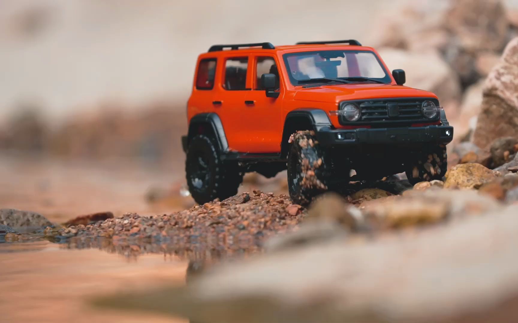 1/24坦克300迷你遥控车,上山下水,随时随地都可玩。#坦克300 #强国...