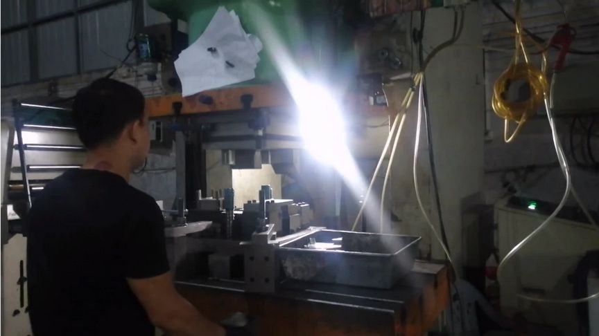 带你直观感受合页模具成型