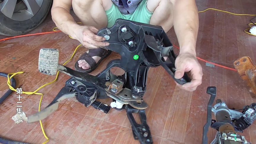 为了把仪表台下面地毯胶拆下来,把刹车,油门踏板和线束拆下来