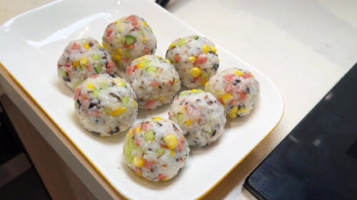 今天的小学生早餐给女儿做了饭团和山药南瓜米糊,简单快速又好吃