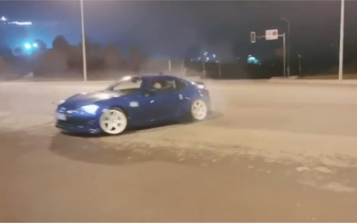 键盘车手的手动挡的漂移。封闭路段,安全第一