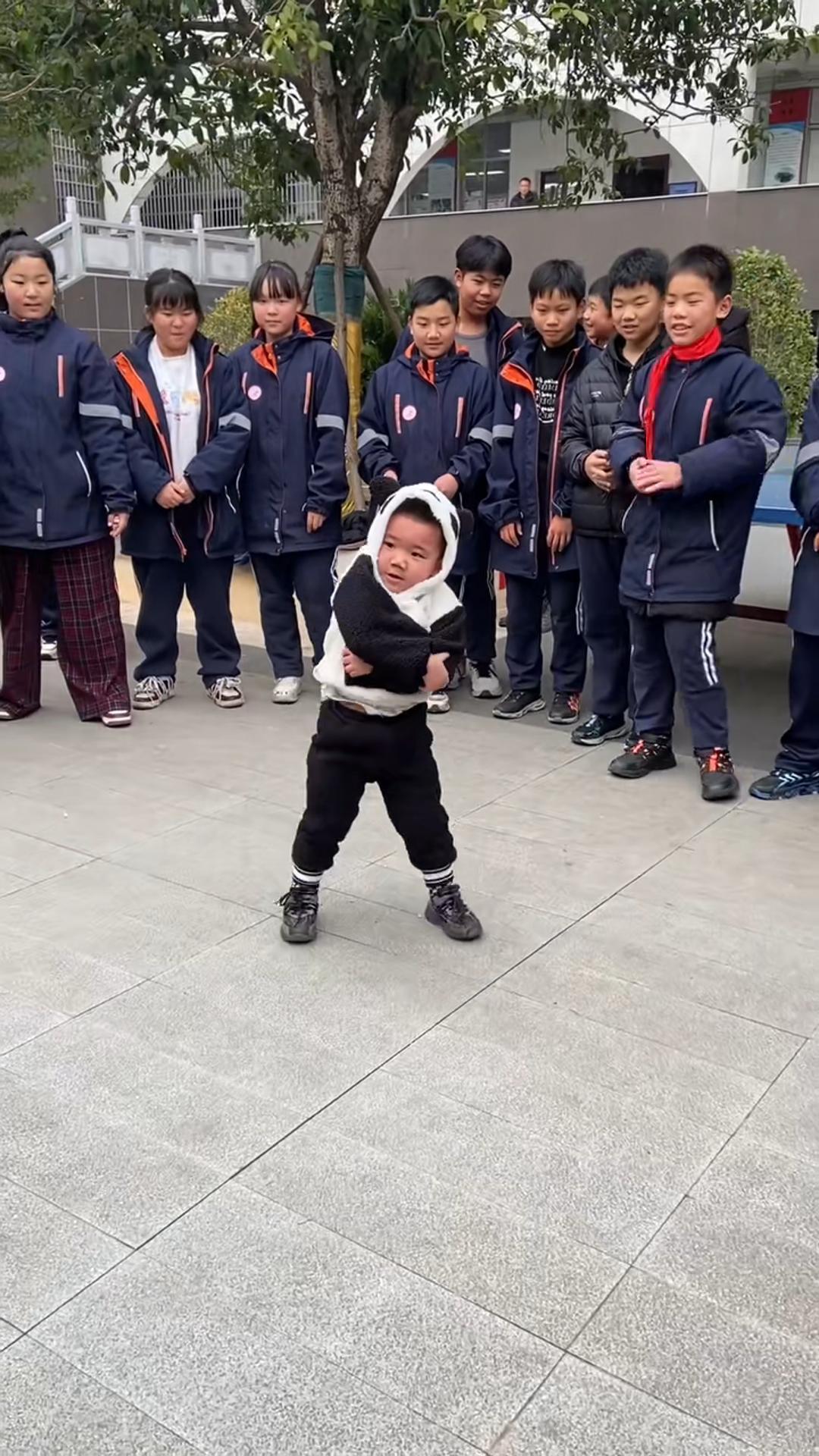 爸爸带3岁儿子在学校表演街舞,舞蹈一出直接把哥哥姐姐拿下