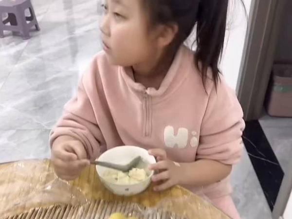 姥爷这个月退休金差点清空?