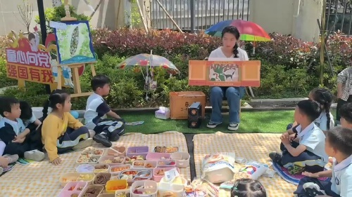 上学期去给这些孩子做公益活动,讲过故事呢