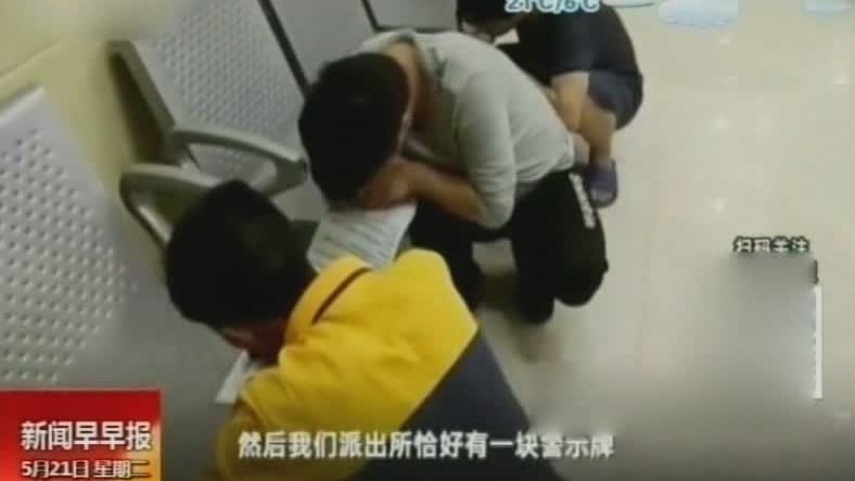 重庆:3名合租人因租金打架,被民警罚抄“普法宣传语”