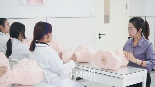 美容课堂实录ߓ� 小班教学 一对一指导ߑ�ߏ� 孩子们每天都很认真哦