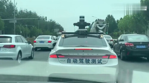 无人驾驶汽车在北京马路上行驶,第一次见