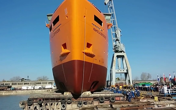 万吨货船、军舰 下水震撼视频集合