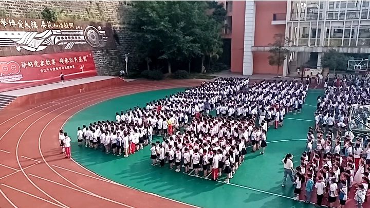 看内江十小学生升旗仪式,是不是勾起了大家童年读书升旗的记忆!