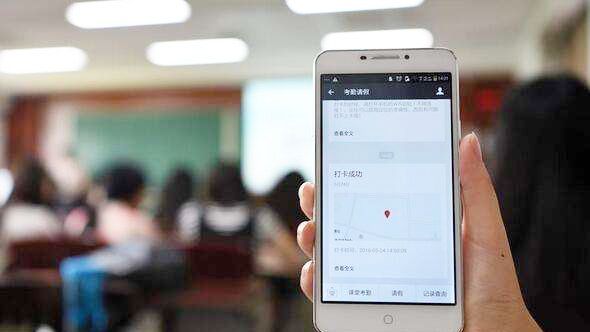 逃课没戏了?广东华南师范大学课堂上扫二维码签到