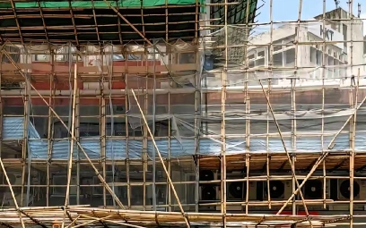 ...的价钱比镀锌钢管还贵的话,肯定不会再用竹子了。今天发生的火灾,