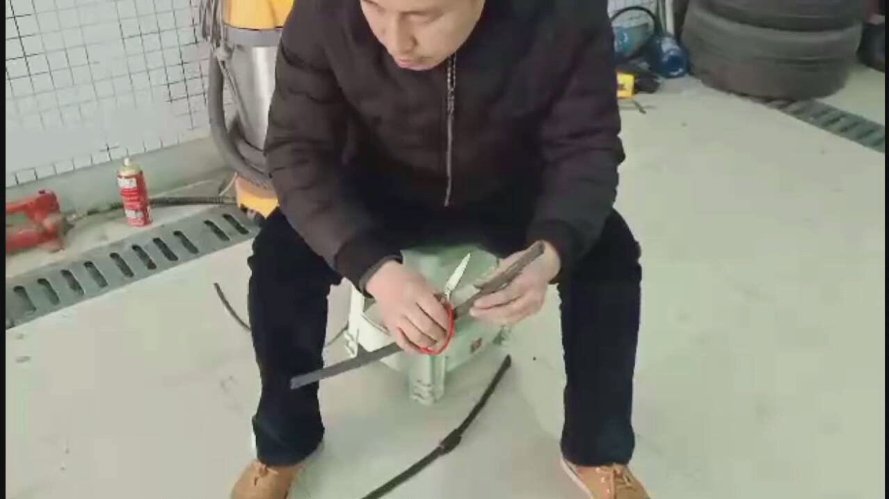 20年老师傅教你怎么花几块钱换新雨刮器片,比几十上百的都刮的干净