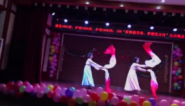 元旦晚会表演双人舞蹈《牵丝戏》