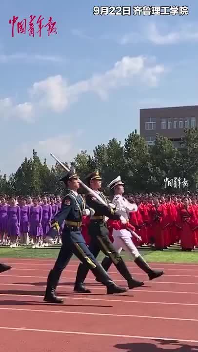 高校国旗护卫队举行升旗仪式,步伐铿锵有力