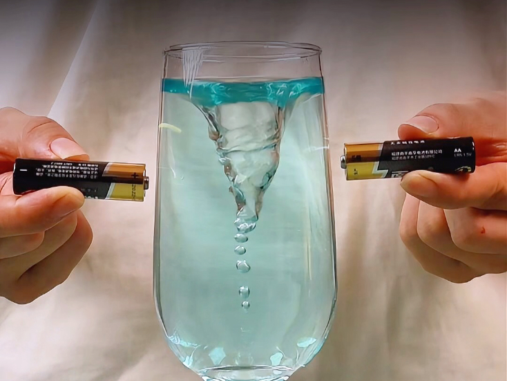 一节电池的威力有多强大,试试你就知道了#科学实验#涨知识#物理启蒙