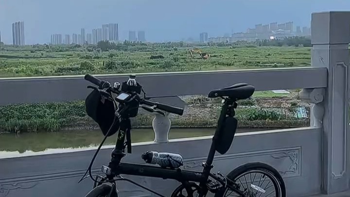 大行折叠自行车:小巧便携,轻松放入后备箱