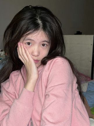 旧钟表停在黄昏,指针锈成时间的标本
