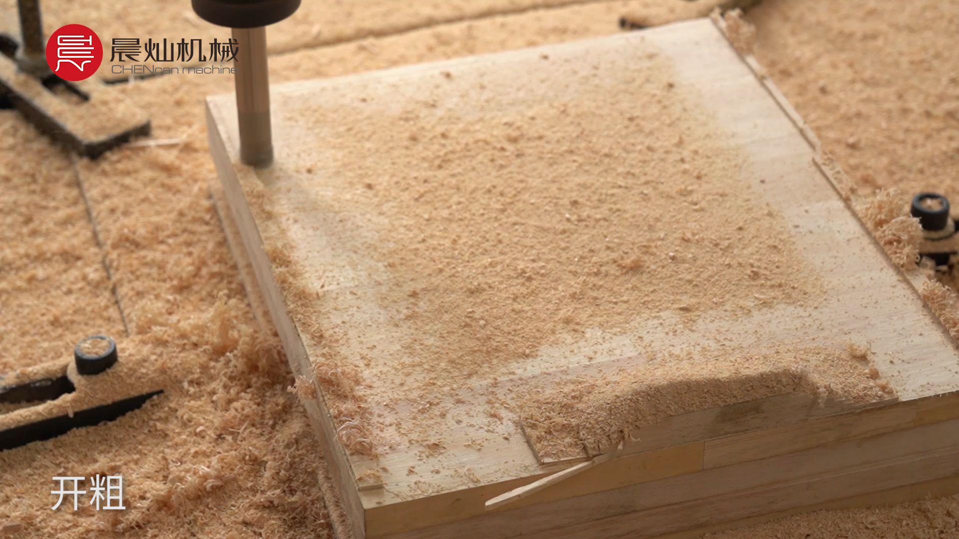 现场实拍三轴龙门加工中心加工木模模具,速度与精度的完美呈现