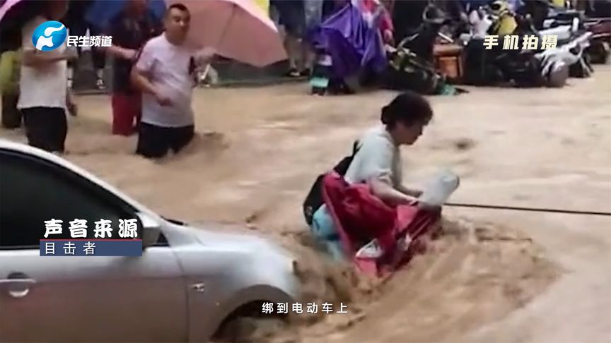 女子被水冲走瞬间,路人不顾危险,飞扑跳入水中捞人