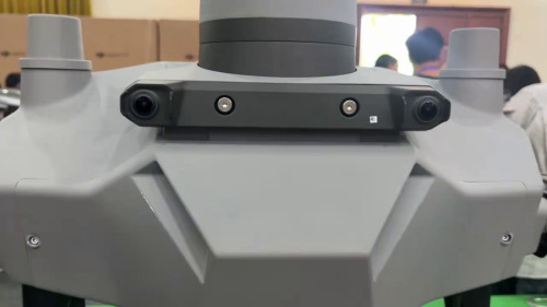 不愧是大疆无人机推出的新款,人山人海的现场在围观,来看看