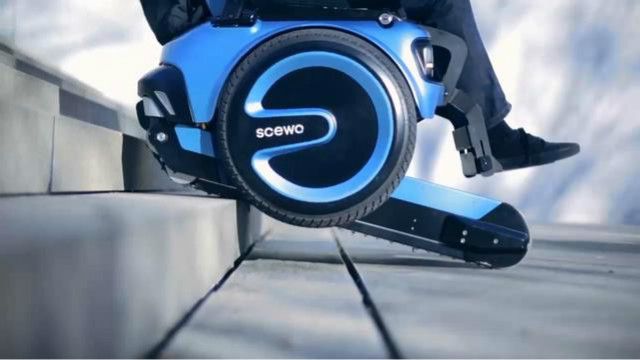 这轮椅功能逆天了!自带锯齿能爬楼梯,随时随地,说走就走