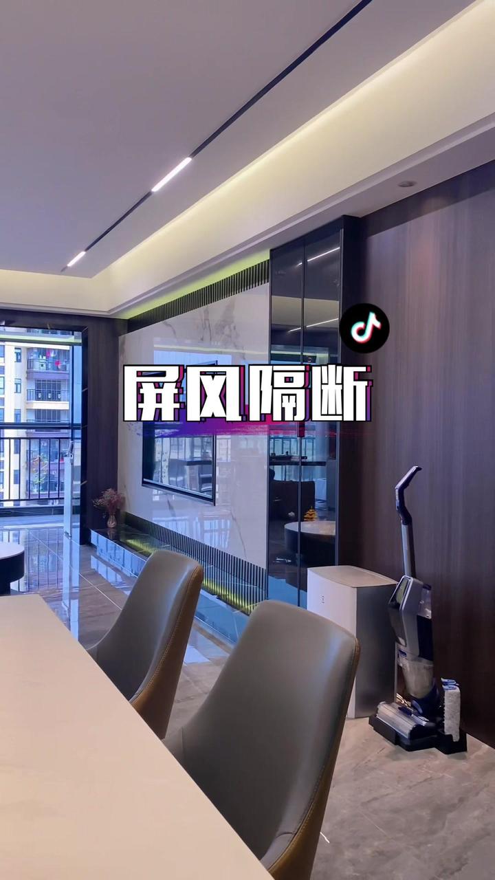 进门见窗,没有屏风隔断,被无数人吐槽!客厅餐厅一体,做了大通顶加无主...