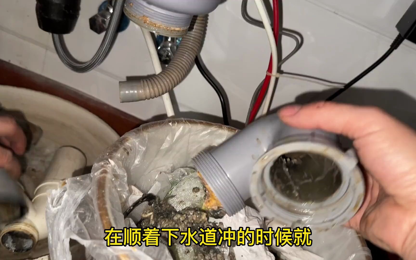 厨房排水管堵塞,清理油污整改管道,分享家庭日常维修技能