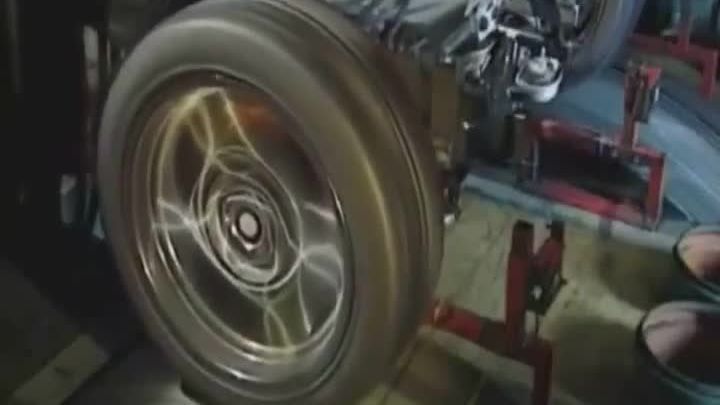 BMW高速悬架系统测试, 转向机传动轴看得一清二楚