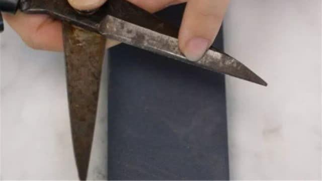 剪刀钝了别着急,教你自己在家磨,不需磨刀石,也能轻松锋利如新