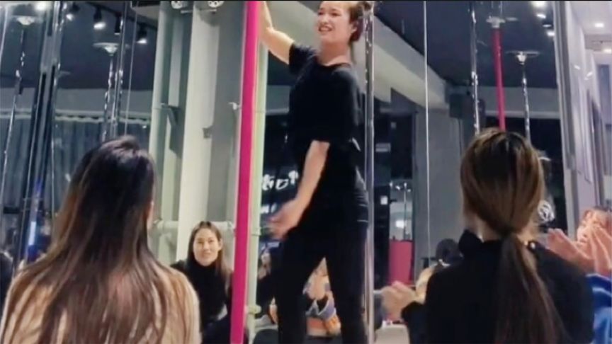 爆笑:美女钢管舞跳出来飞天的感觉,太惊艳了,场下一片欢呼