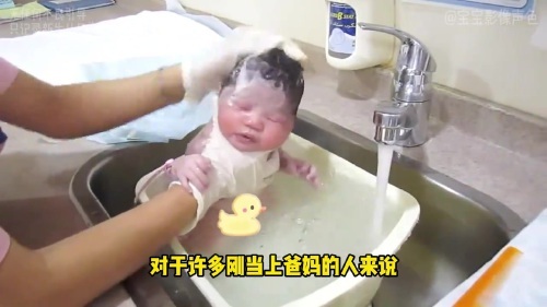 刚出生的宝宝第一次洗澡,还以为在妈妈肚子里,太乖了